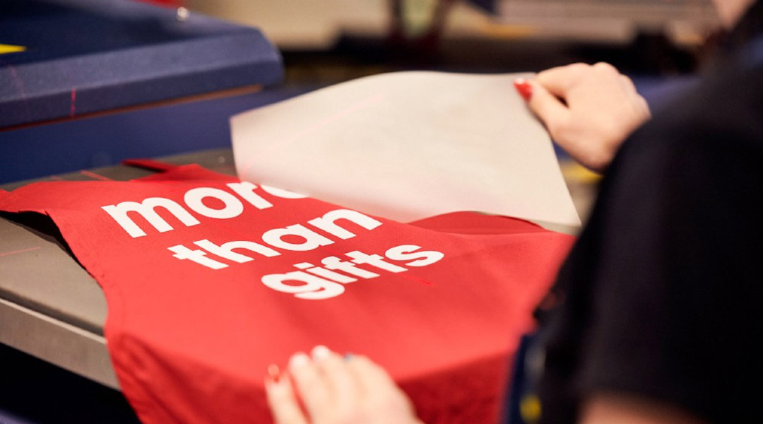 Transfer serigráfico: Ideal para logotipos de colores en tejidos